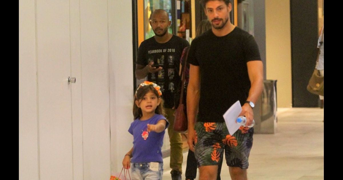 Cauã Reymond sempre conversa com a filha, Sofia, à distância durante ...