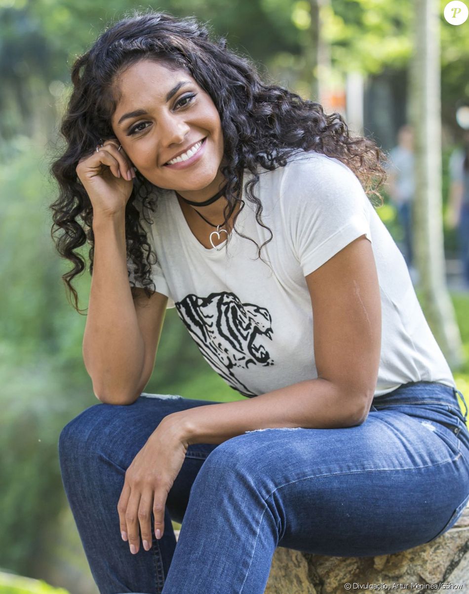 Barbara Reis usa gel de linhaça como leave-in para modelar os fios ...