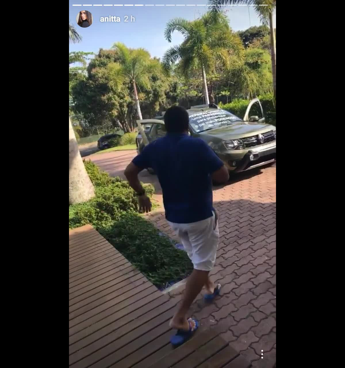 Vídeo: A cantora Anitta presenteou o pai, Mauro Machado, com um carrão ...