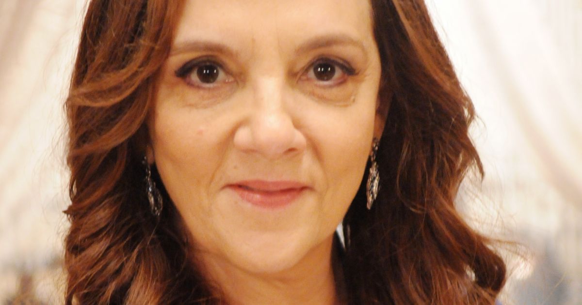 Elga (Denise Del Vecchio) é criticada quando fala da sua vontade de se ...