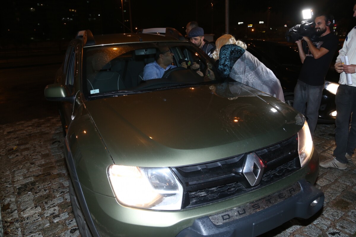Foto: Mauro Machado, pai de Anitta, chegou com sua Pick Up, carro dado ...