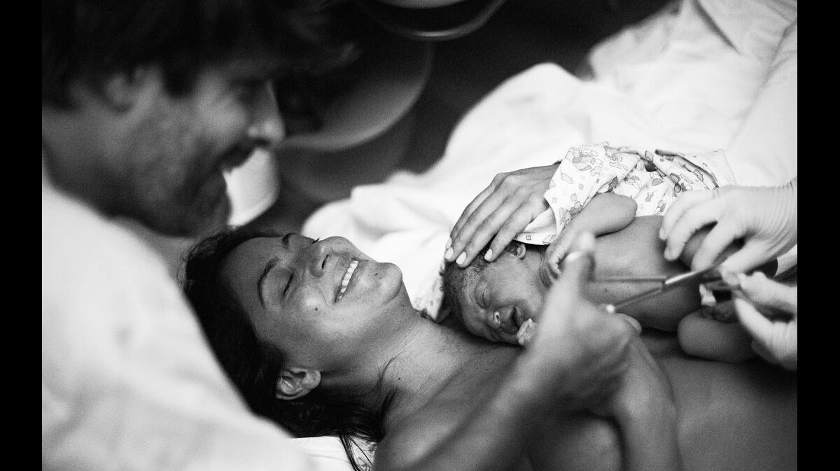 Foto: Carol Castro postou foto do parto de Nina - Purepeople