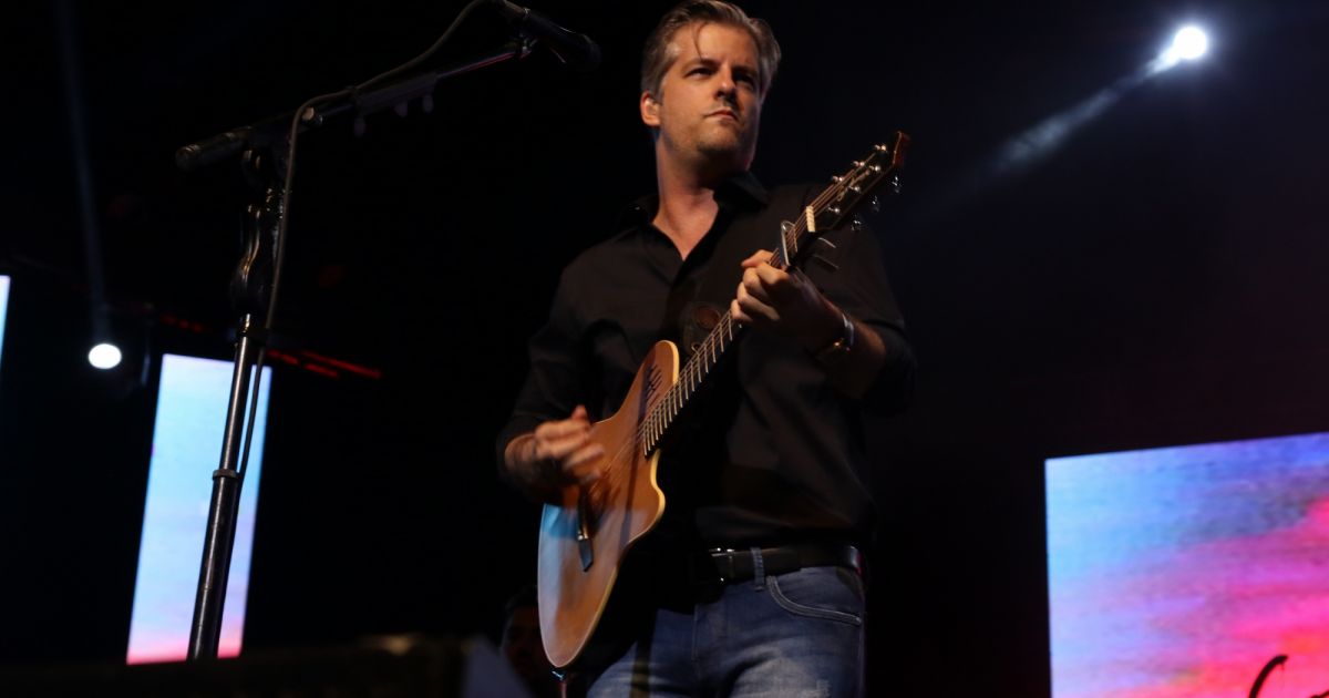 Victor Chaves já havia sido visto fazendo shows sem aliança em abril de ...