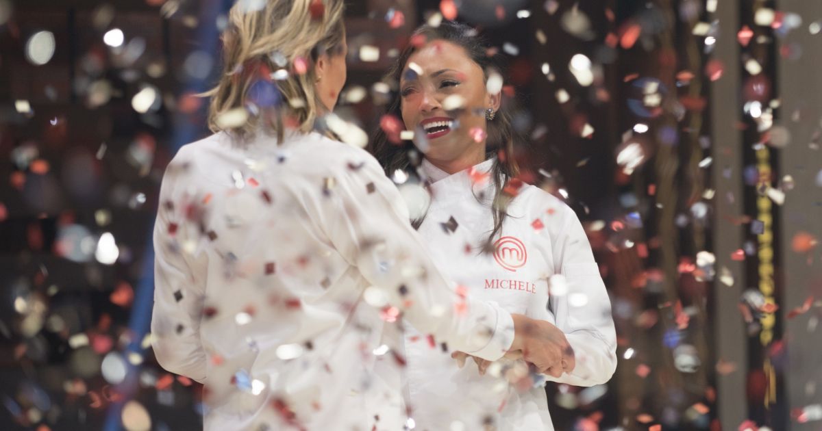 No 'MasterChef', Michele Crispim cumprimenta Deborah Werneck, segunda ...