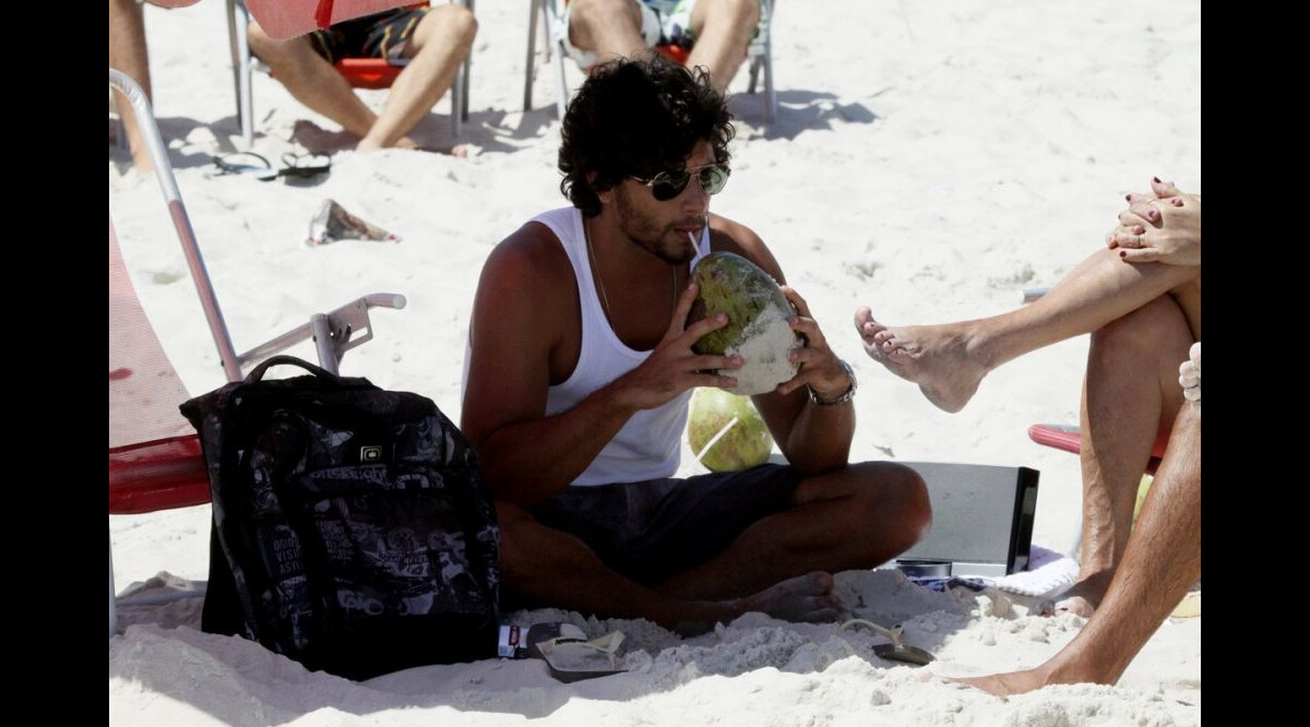 Foto: Jesus Luz toma água de coco - Purepeople