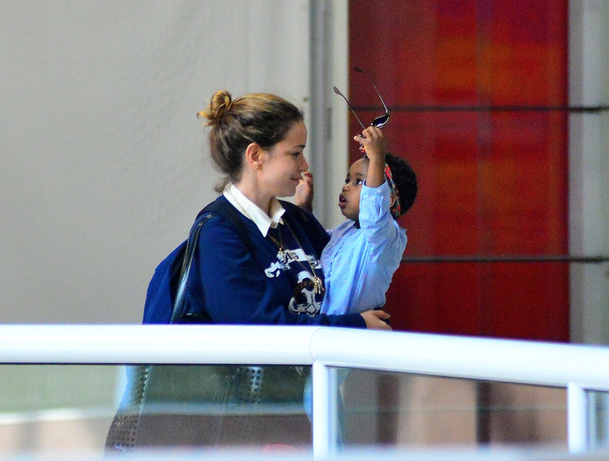 Foto: Julia tira o óculos de sol e arranca um sorriso da mãe, Leandra ...