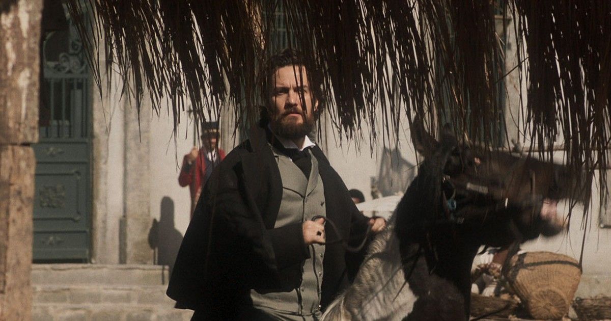 Thomas (Gabriel Braga Nunes) deixa a igreja onde recebeu os cuidados de ...