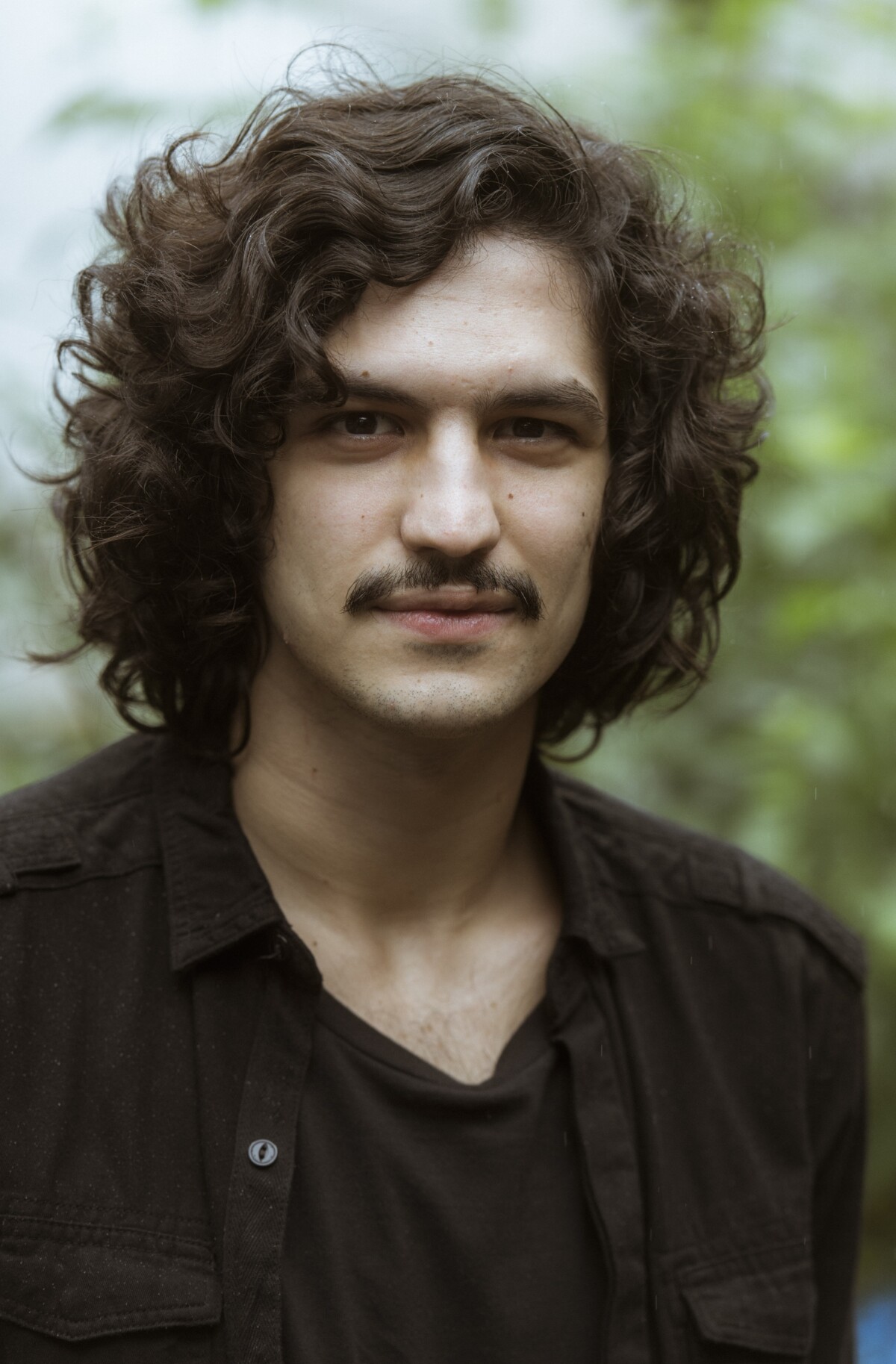 Foto: Gustavo (Gabriel Leone) fica revoltado ao ser levado na frente de ...