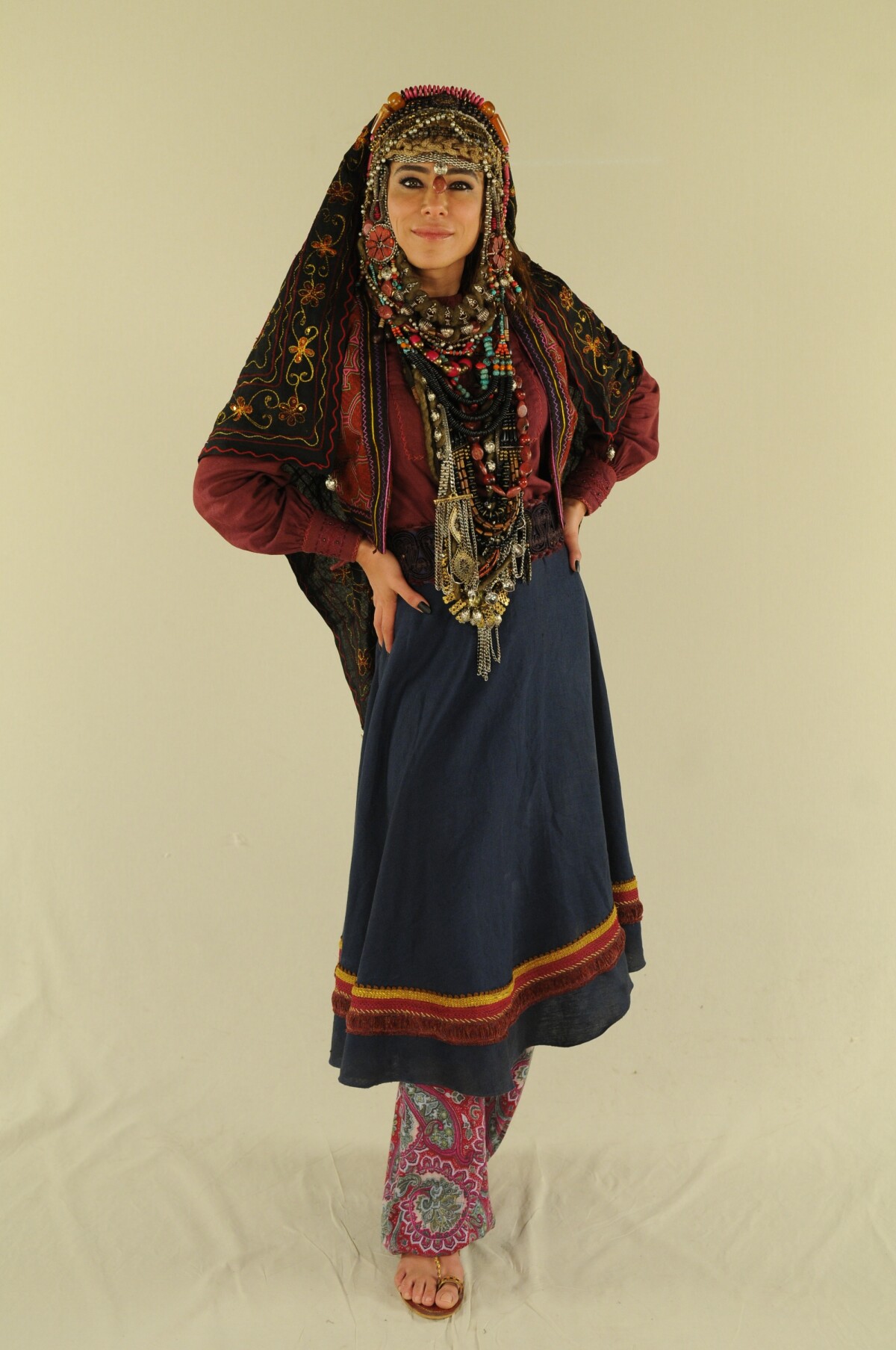 Foto: Shag-Shag (Cássia Linahres) olha desconfiada quando Darice (Ana ...