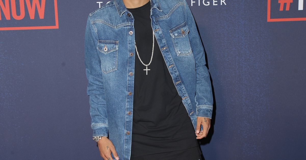 Neymar elegeu um look jeans para assistir ao desfile da Tommy Hilfiger ...
