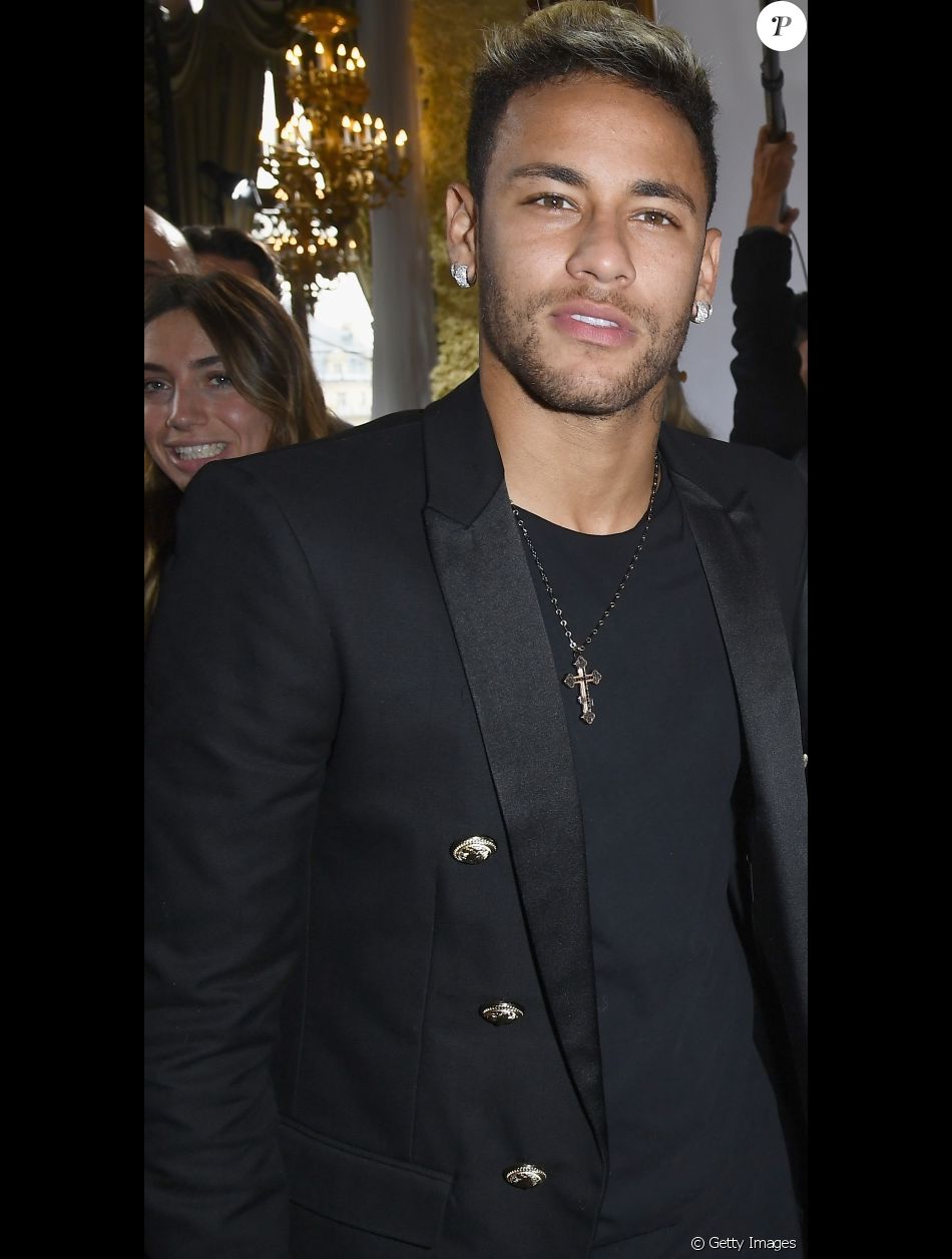 Interessado na modelo, Neymar foi a Paris Fashion Week por vários dias ...