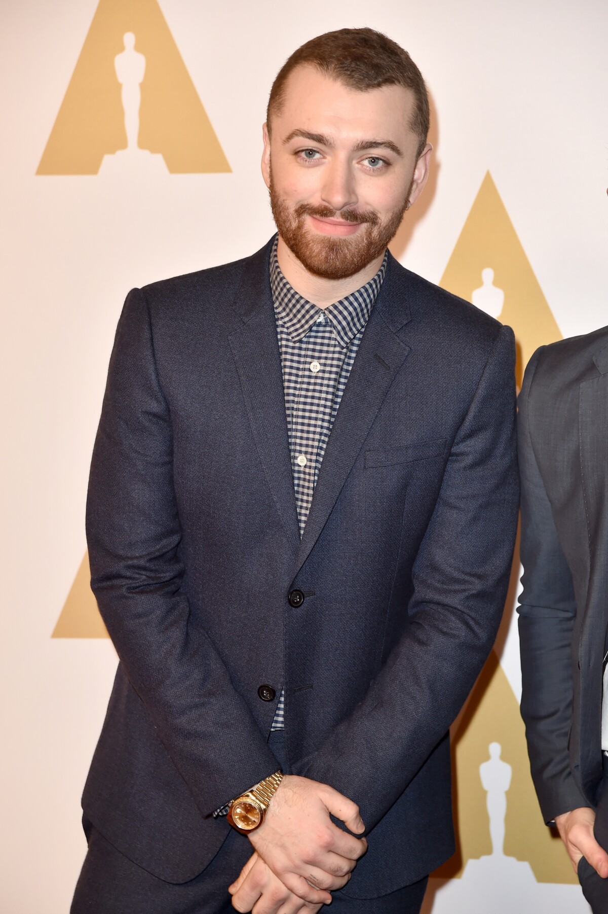 Foto: Sam Smith passeou abraçado ao ator Brandon Flynn, da série '13 ...