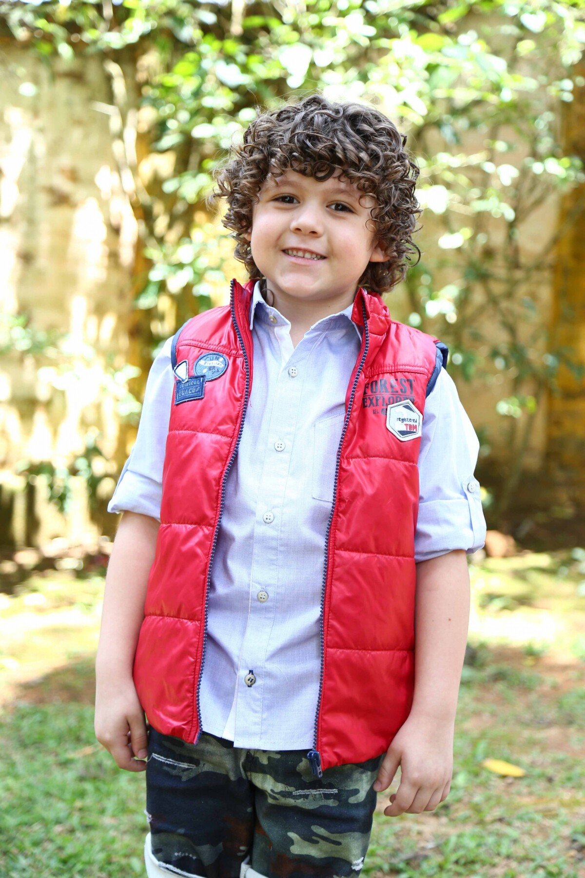 Foto: Juju (Maisa Silva) recebe um presente de Luciano (Kaleb ...