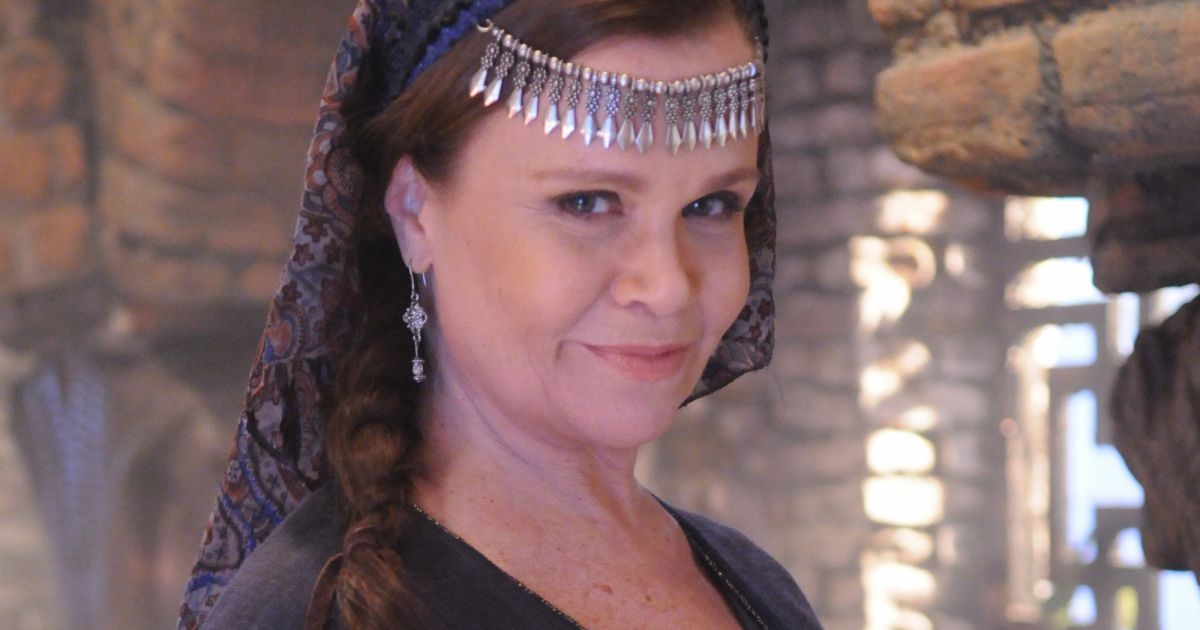 Darice (Ana Zettel) conta a Rabe-Sáris (Gustavo Leão) que o seu filho ...