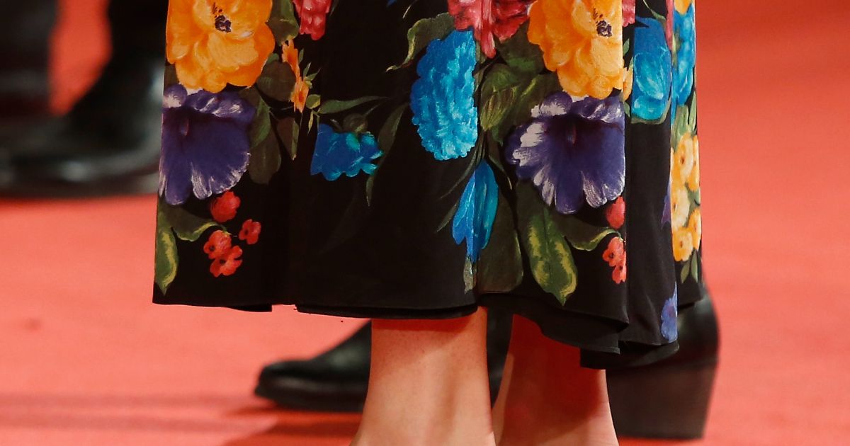 Nos pés, Bruna Linzmeyer usou sapatos mule pretos da marca Mari ...