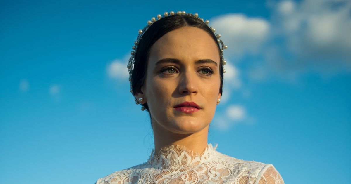 Clara (Bianca Bin) deixa de lado a personalidade calma e ressurge ...