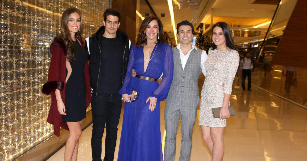 Claudia Raia posou com os filhos, Enzo Celulari e Sophia, o marido ...