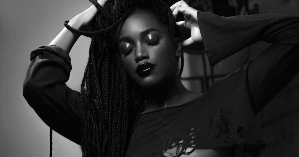 Iza afirmou que, no momento, seu foco é na carreira no Brasil - Purepeople