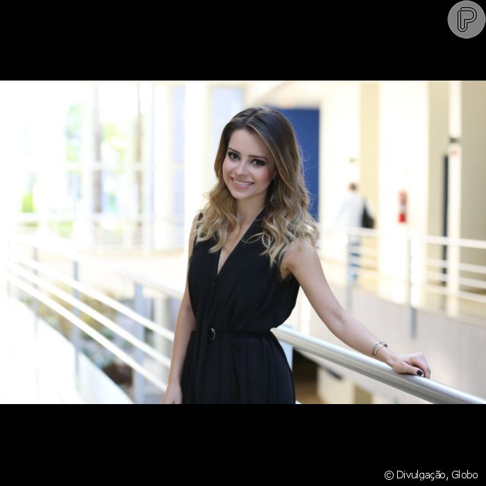 Sandy foi questionada sobre a suposta cirurgia nos seios e acrescentou ...