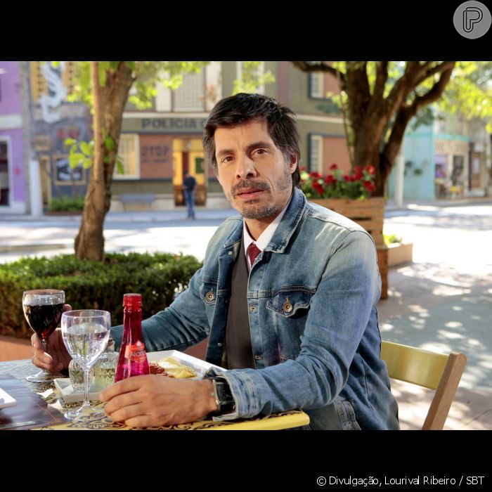 Leonardo (Daniel Alvim) procura por Nicole (Dani Gondim) e diz, em ...