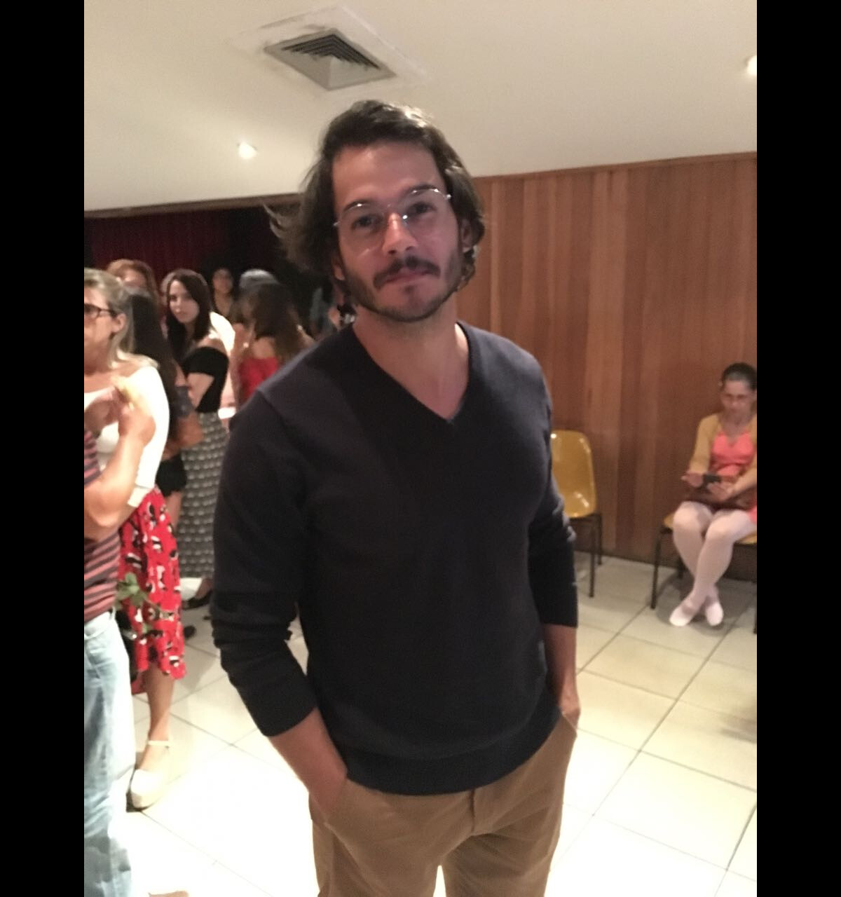 Foto: Túlio Gadêlha aparece de sunga e camisa nas fotos - Purepeople