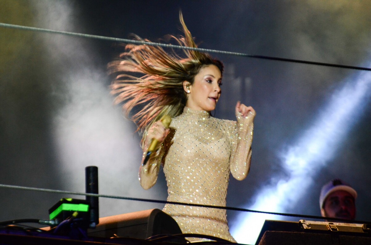 Foto: Claudia Leitte apostou em um vestido justo para cantar no ...