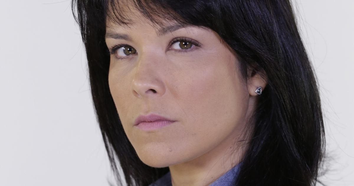 Natália (Samara Felippo) pede um tempo para César (Fernando Pavão), no ...