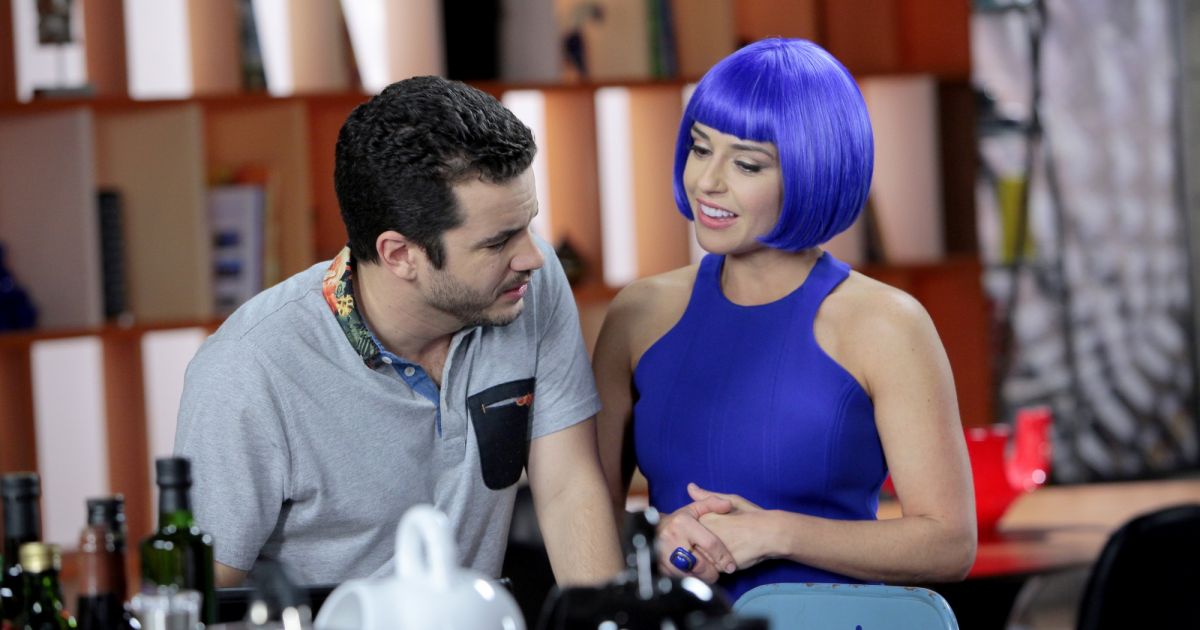 Vitor (Thiago Mendonça) conta para Fátima (Rai Teichimam) que, segundo ...