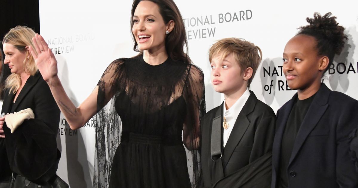 Shiloh, filha de Angelina Jolie, chamou atenção com uma tala no braço ... Shiloh, filha de Angelina Jolie, chamou atenção com uma tala no braço ...