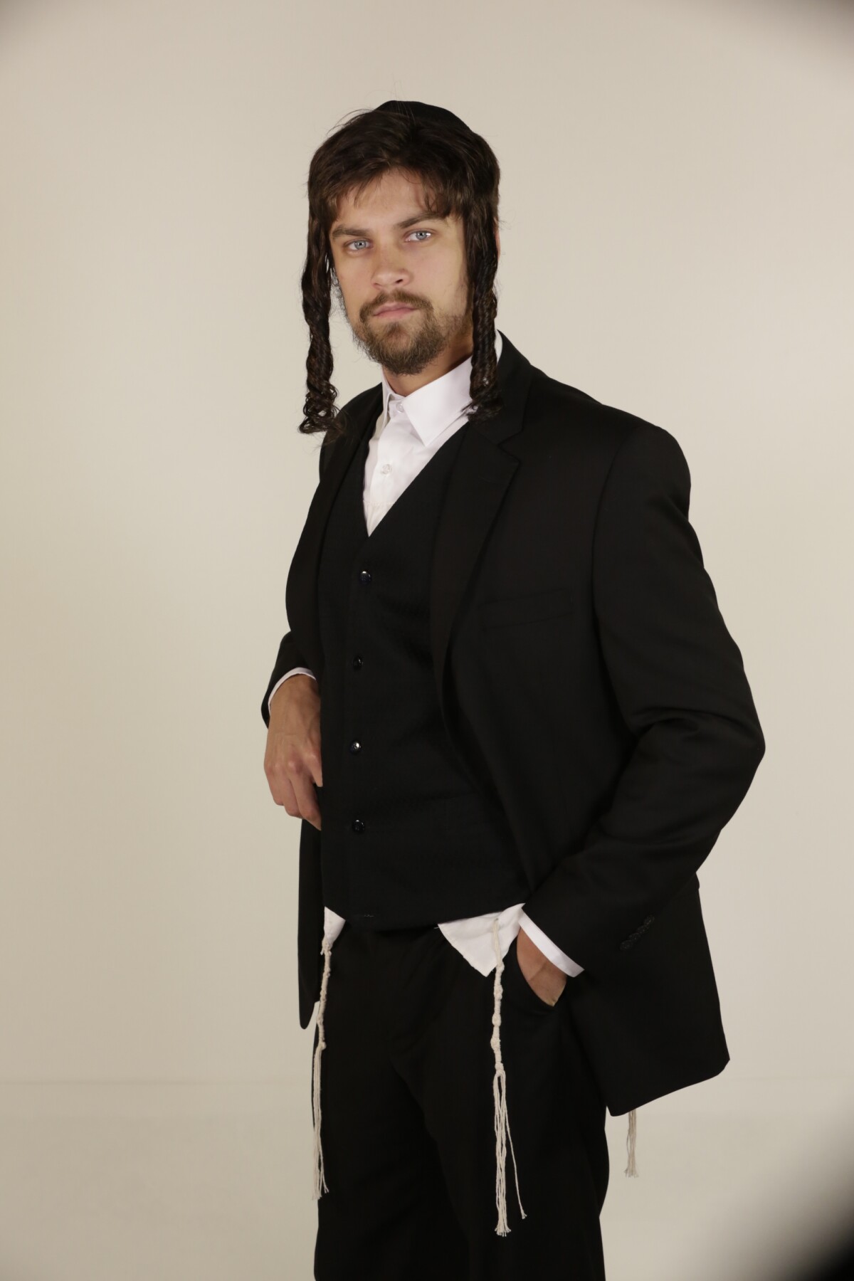 Foto: Noah (Raphael Sander) apresenta Ester (Nathália Costa) para a ...