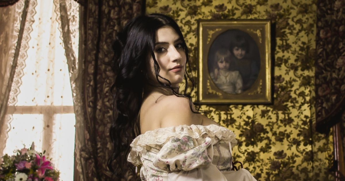 Clau lançou 'Relaxa' seu primeiro single e clipe tendo Anitta como ...