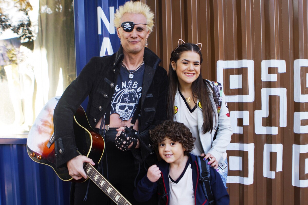 Foto: Tuca (Supla) leva Juju (Maisa Silva) e Emílio (Gabriel Miller ...