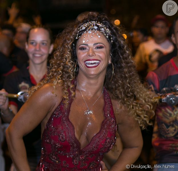 Veja fotos de Viviane Araujo, de peruca, no ensaio de carnaval do ... Veja fotos de Viviane Araujo, de peruca, no ensaio de carnaval do ...