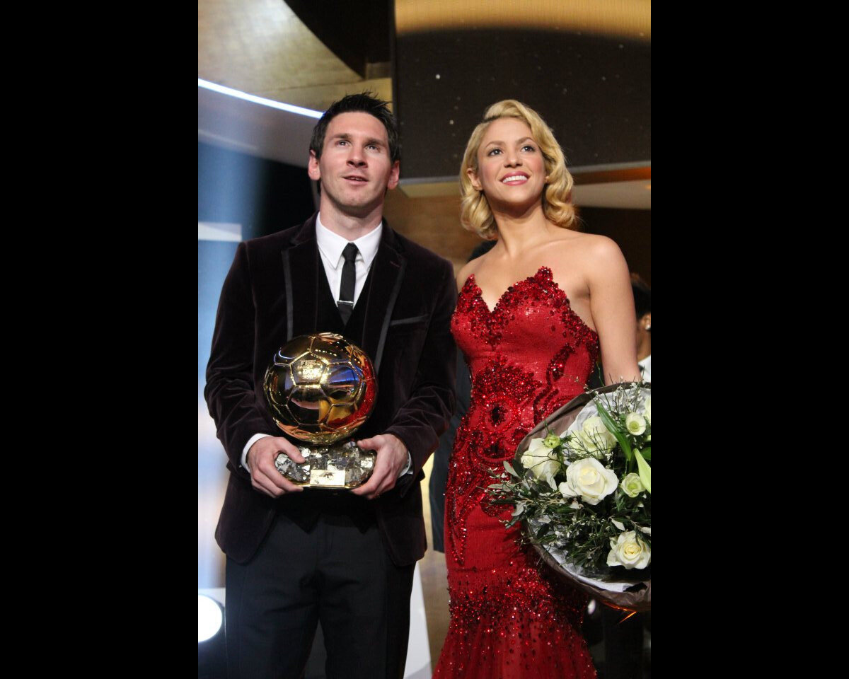 Foto: Shakira posa com Messi em premiação de futebol, em 2011 - Purepeople