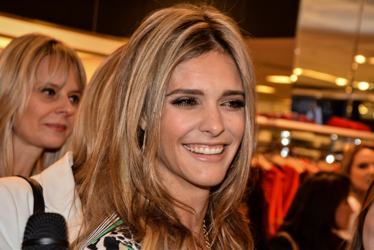 Foto: Fernanda Lima posou sorridente para os fotógrafos no local ...