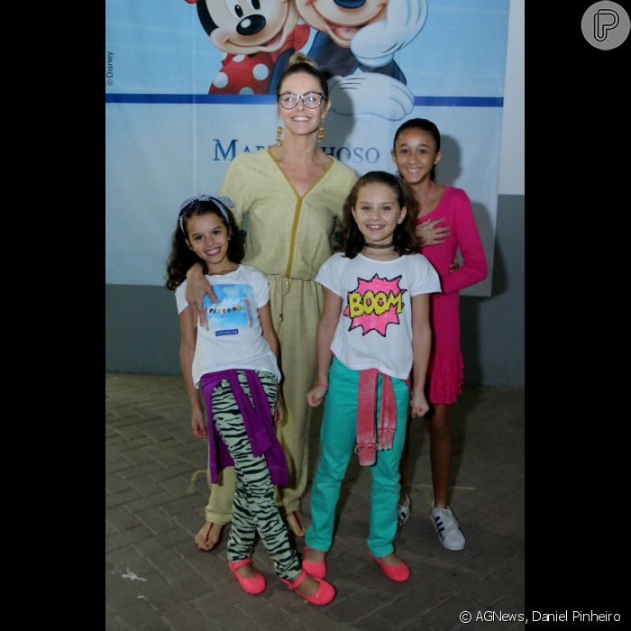 Bianca Rinaldi com as filhas gêmeas, Beatriz e Sofia, e uma amiga das ...
