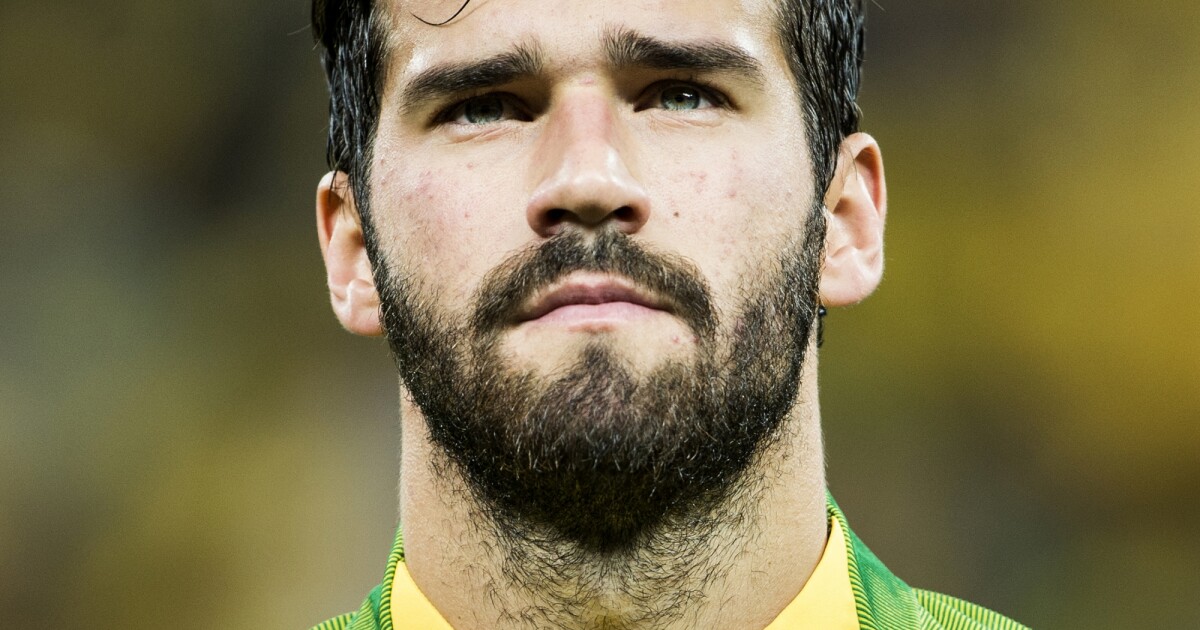 Comemoração em dobro! Goleiro Alisson ganha homenagem de 3 anos de ...