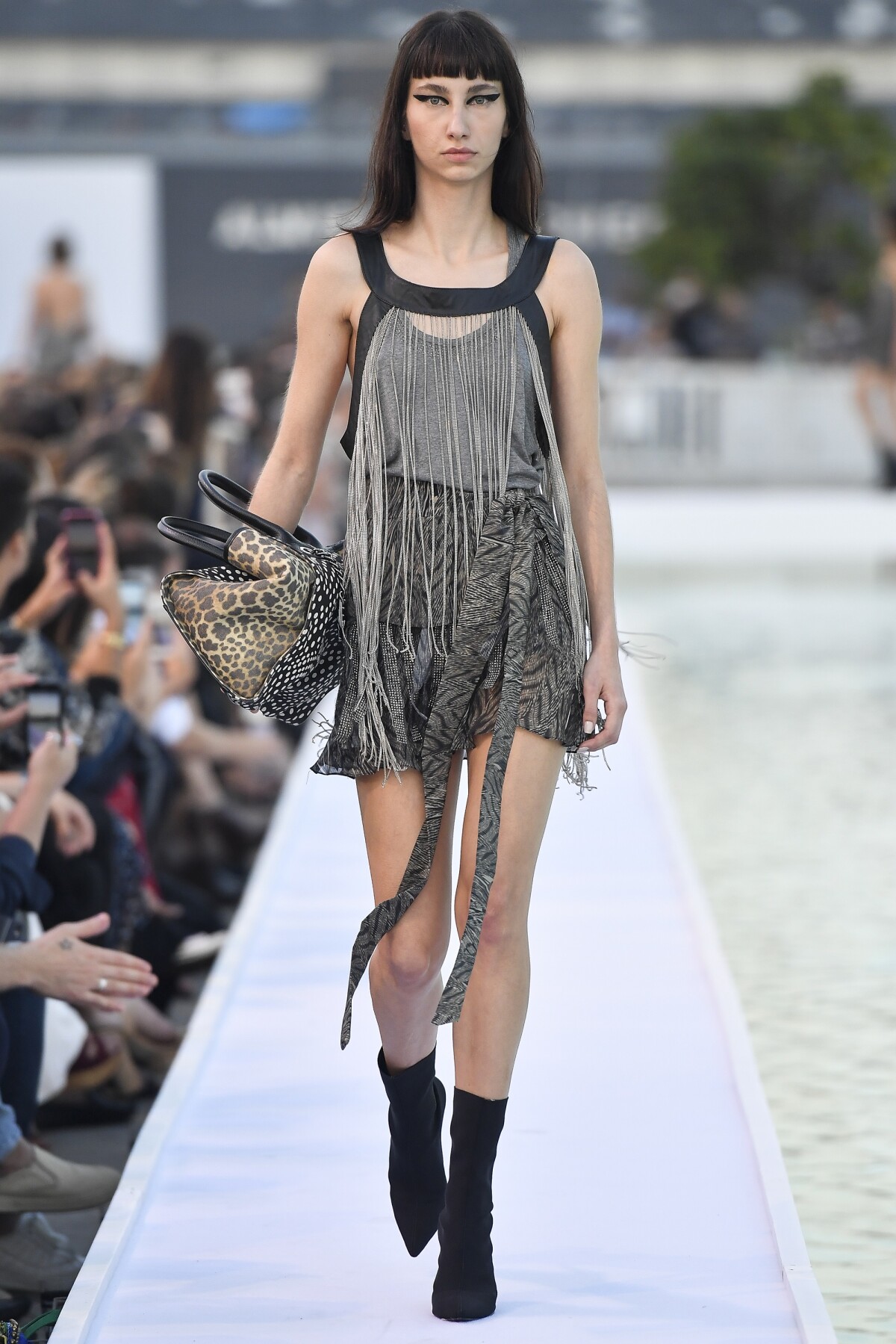 Foto: Assim como o look de franja, que garante sensualidade e movimento ...