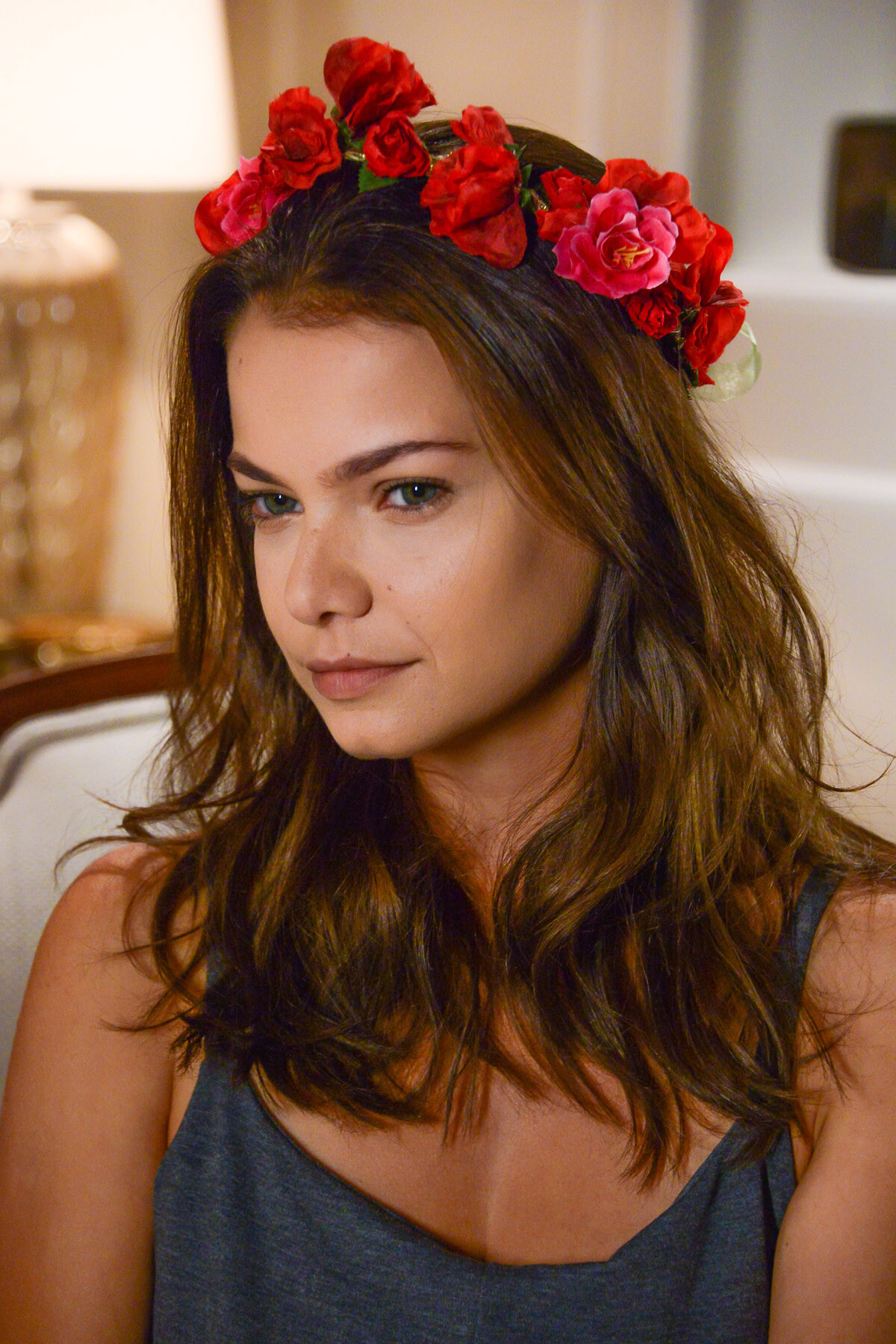 Foto: Luísa (Milena Toscano) usa uma coroa de flores para posar para as ...