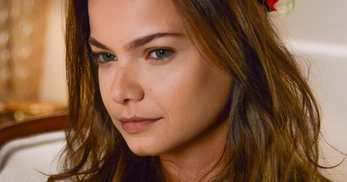 Luísa (Milena Toscano) usa uma coroa de flores para posar para as fotos ...