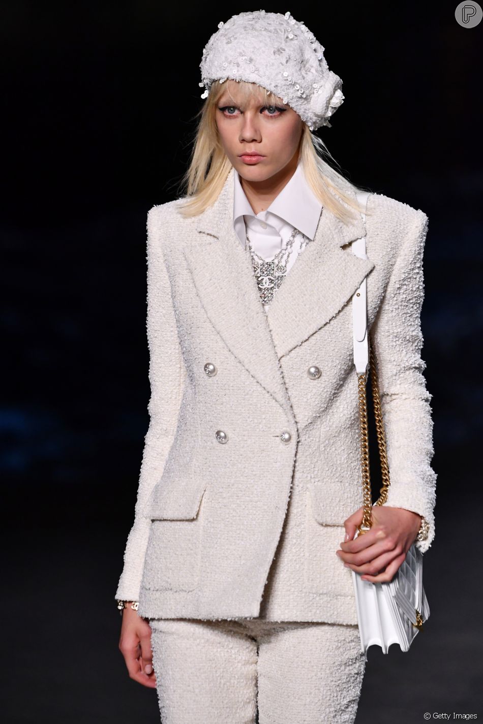 Assim como o look Chanel, que traz o blazer compondo um visual em ...