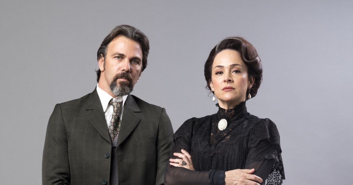 Julieta (Gabriela Duarte) se declara a Aurélio (Marcelo Faria) nos ...