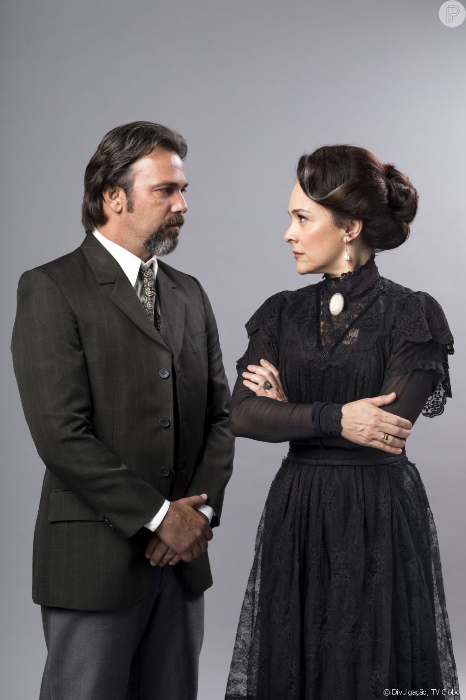 Julieta (Gabriela Duarte) e Aurélio (Marcelo Faria) se beijam várias ...