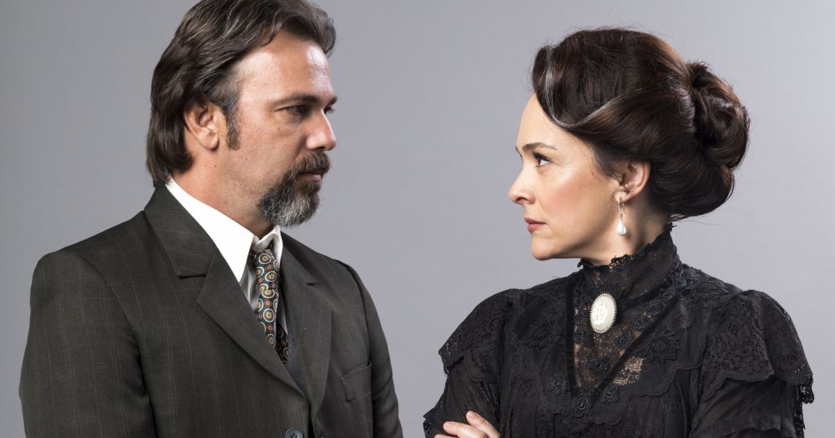 Julieta (Gabriela Duarte) e Aurélio (Marcelo Faria) se beijam várias ...