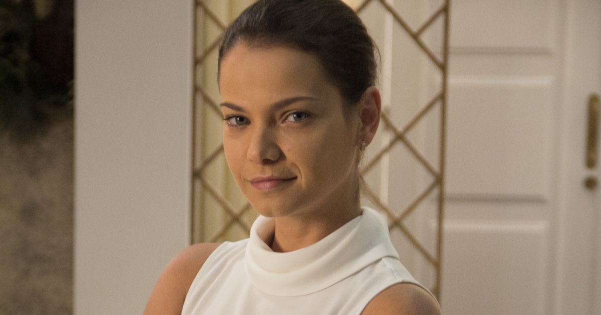 Luísa (Milena Toscano) tenta chegar ao colégio antes de a festa começar ...