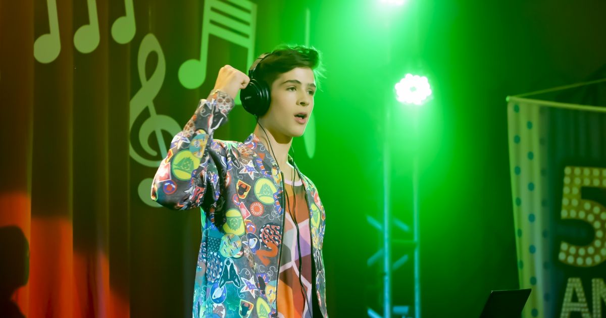 O DJ Luca Tuber (João Guilherme) anima a festa no colégio Ruth Goulart ...