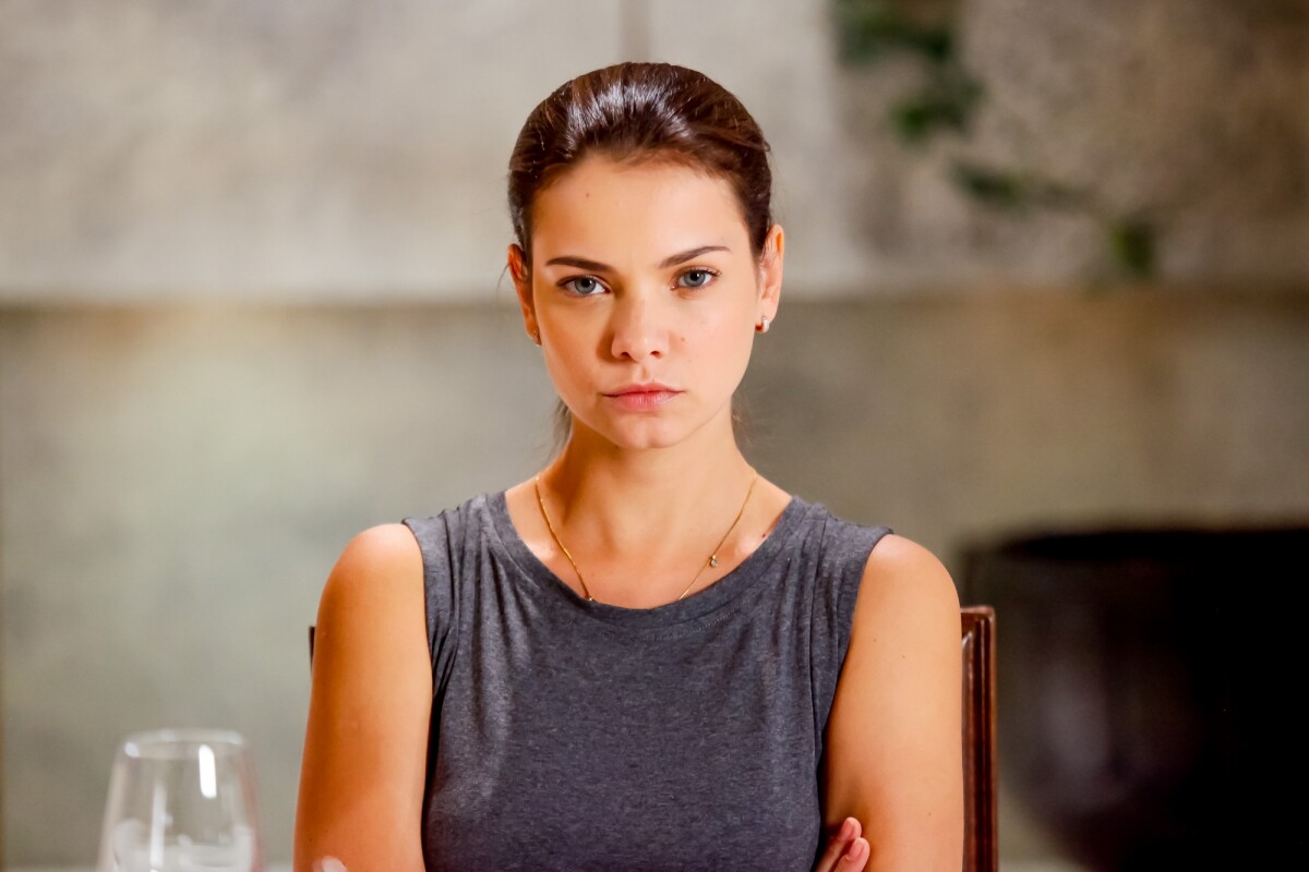 Foto: Luísa (Milena Toscano) fica irritada com Débora (Lisandra Cortez ...