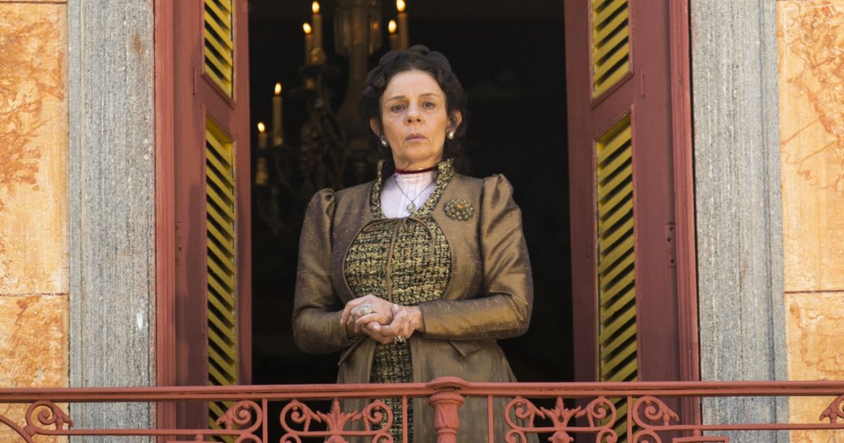 Agustina (Rosi Campos) visita Carmen (Christiane Torloni) após se ...