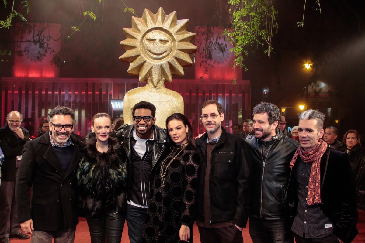 Foto: Isis Valverde posa com equipe do filme 'Simonal' no 46º Festival ...