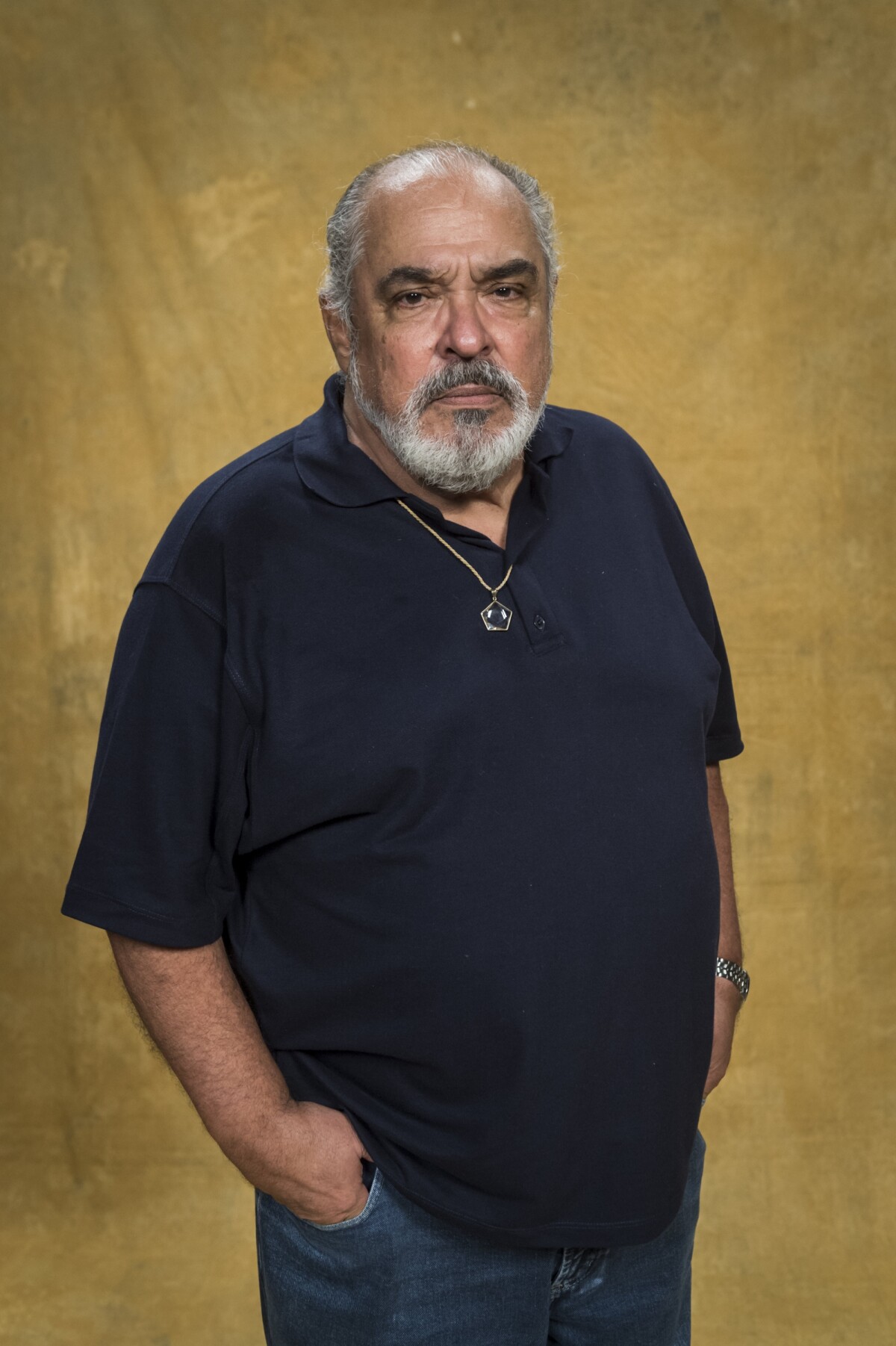 Foto: Agenor (Roberto Bonfim) dispara para Ionan (Armando Babaioff) sobre a filha, Maura (Nanda ...